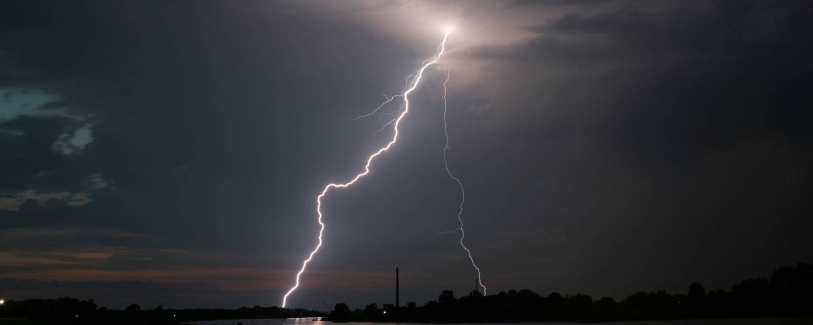 Aardpen Slaan - Veilige aardingen en bliksembeveiliging